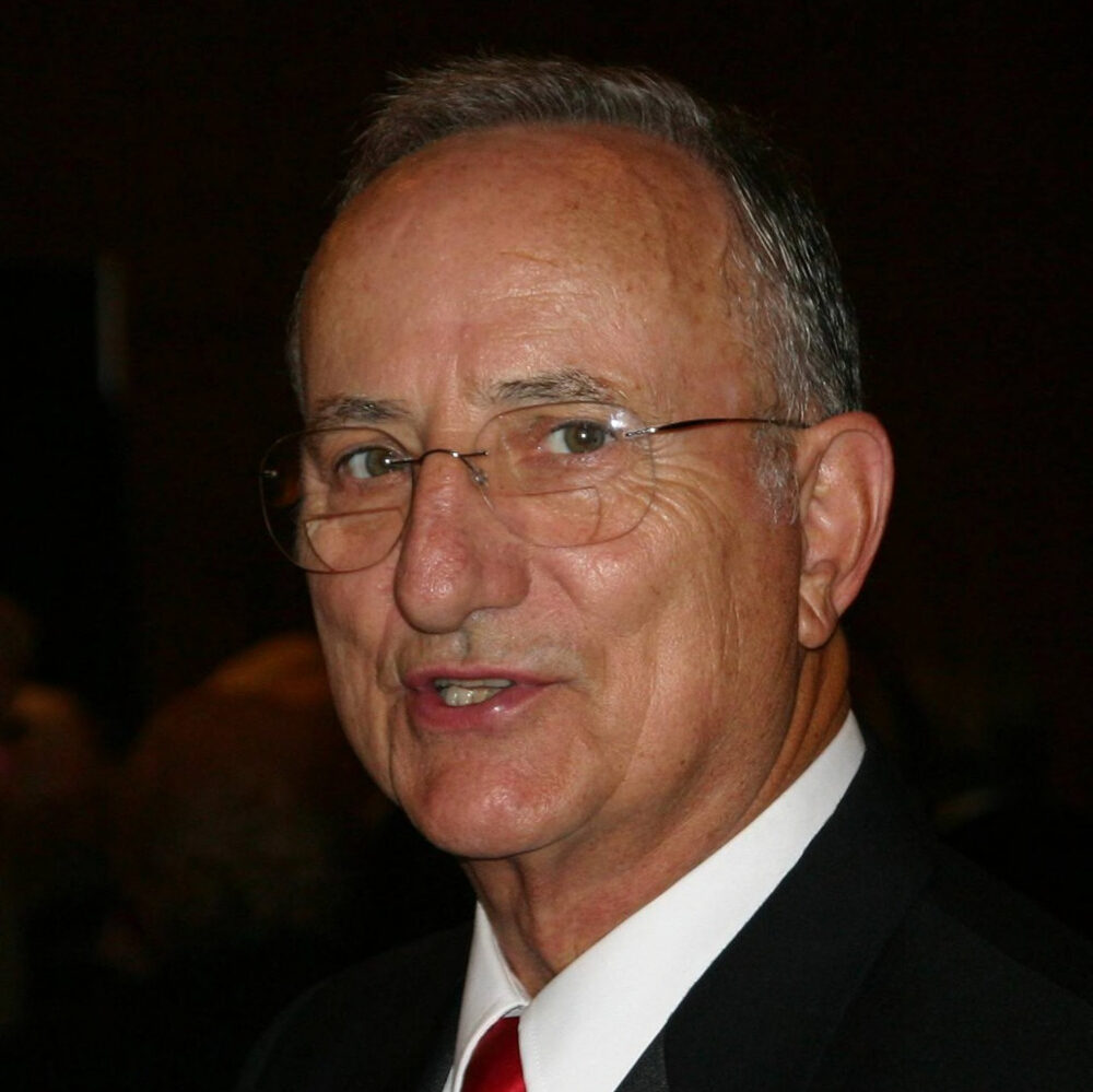 头版通路:记住总理Larry MonteithNC新闻